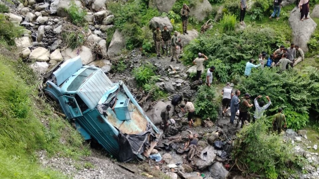 Breaking News : खाई में गिरी CRPF की गाड़ी, तीन जवानों ने गंवाई जान, कई ...
