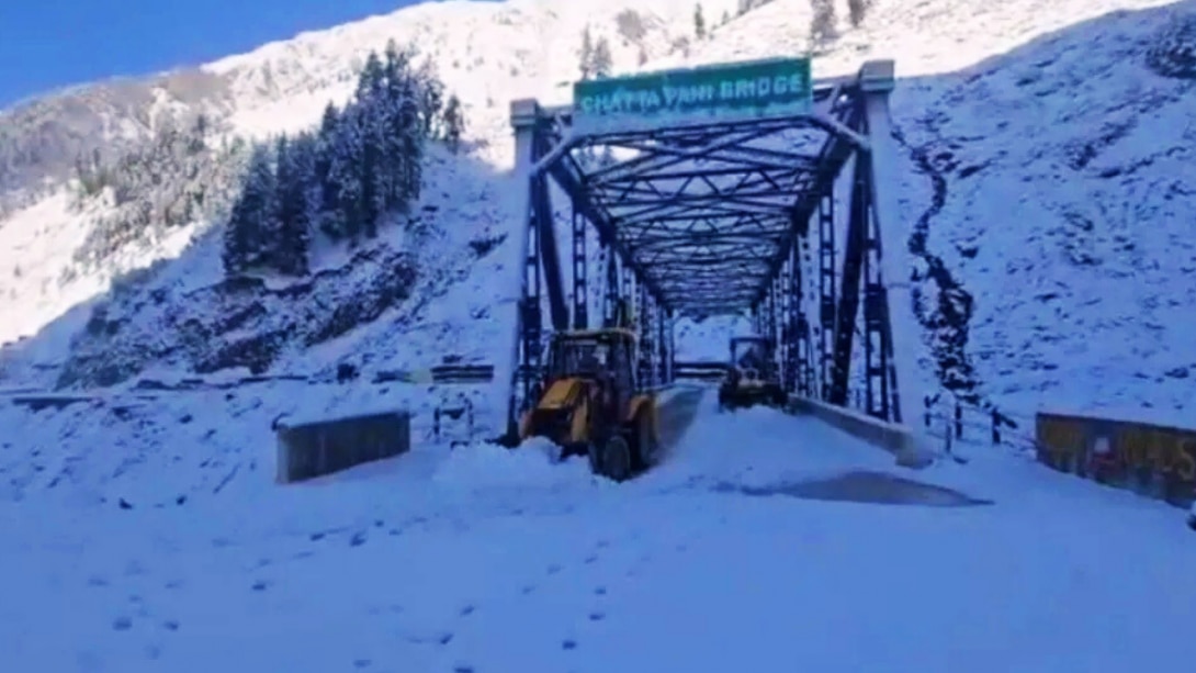 heavy snowfall : पीर पंजाल में भारी बर्फबारी, मुगल रोड पर आवाजाही ठप ...