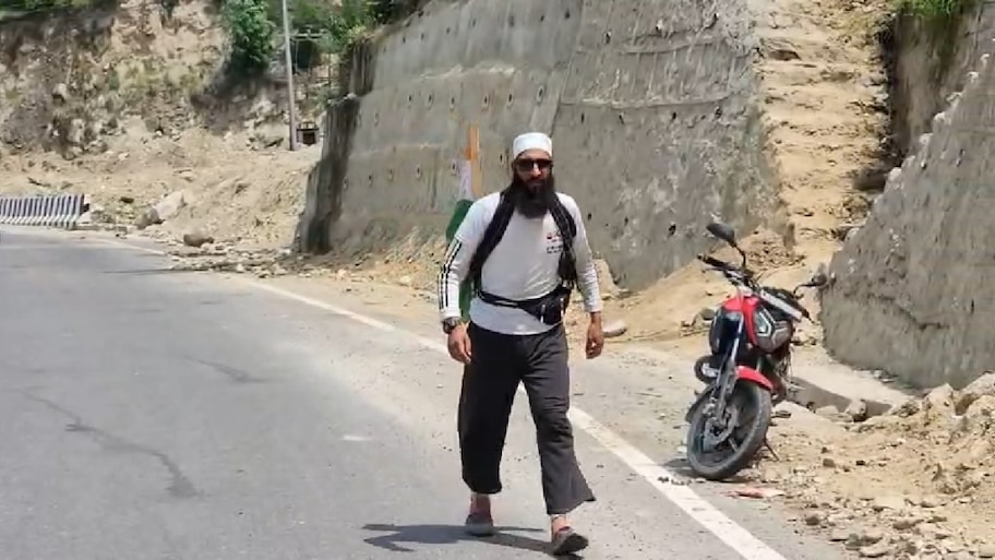 जुनून हो तो ऐसा! MLA मेहराज मलिक से मिलने बारामुला से पैदल चलकर डोडा ...