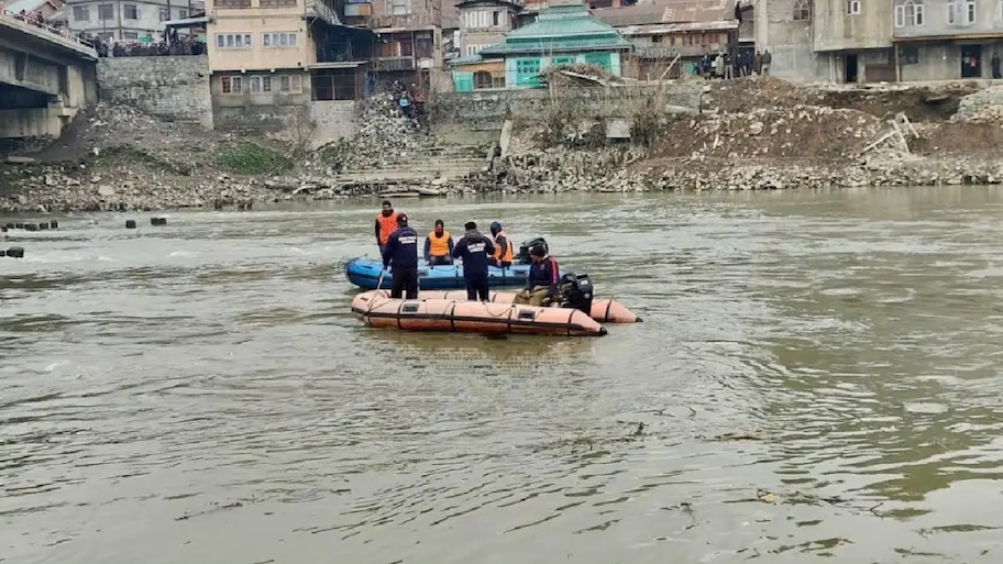 Breaking News: श्रीनगर के बादशाह ब्रिज से झेलम नदी में कूदा शख्स, तलाश ...