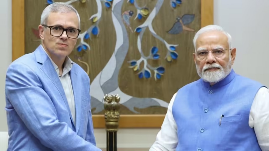PM Modi-Omar Abdullah Meeting: दिल्ली में PM मोदी से मिले CM उमर ...